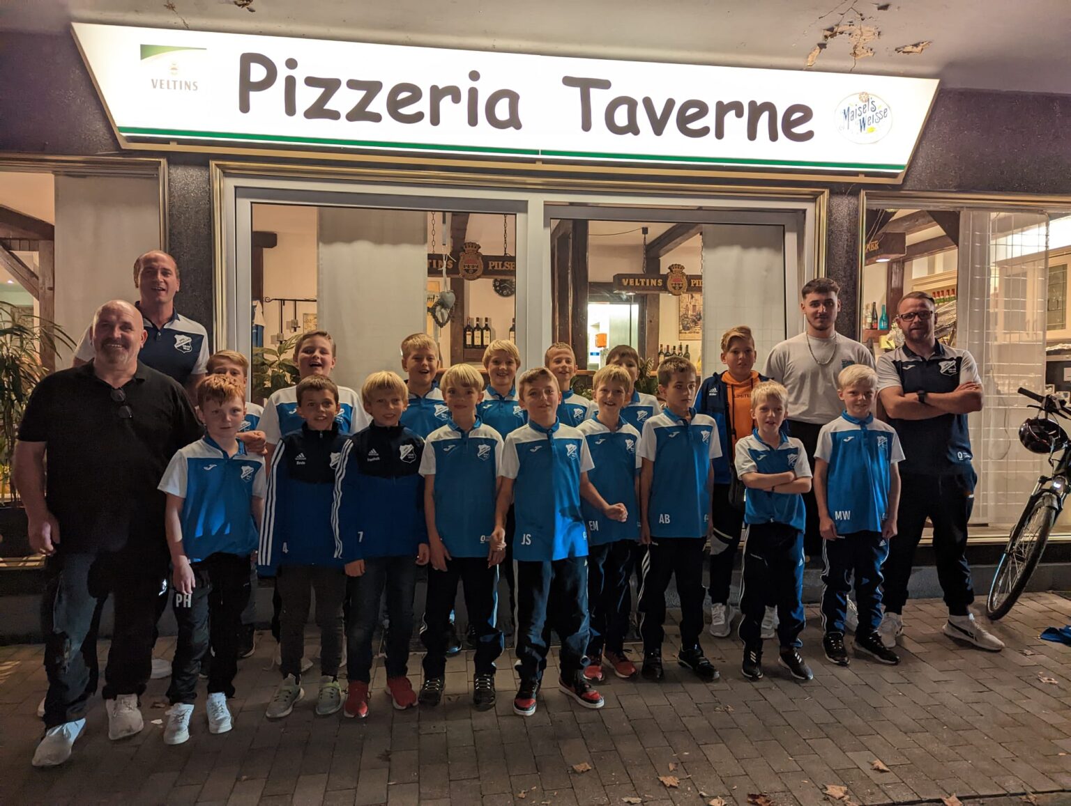 Pizzeria Taverne lädt E2 zum Essen ein | Spielvereinigung Oelde 90 e. V.